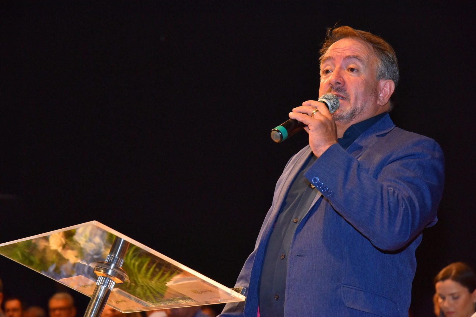 Vilmar empossa novos titulares da Fazenda e do AparecidaPREV ao lado de ...