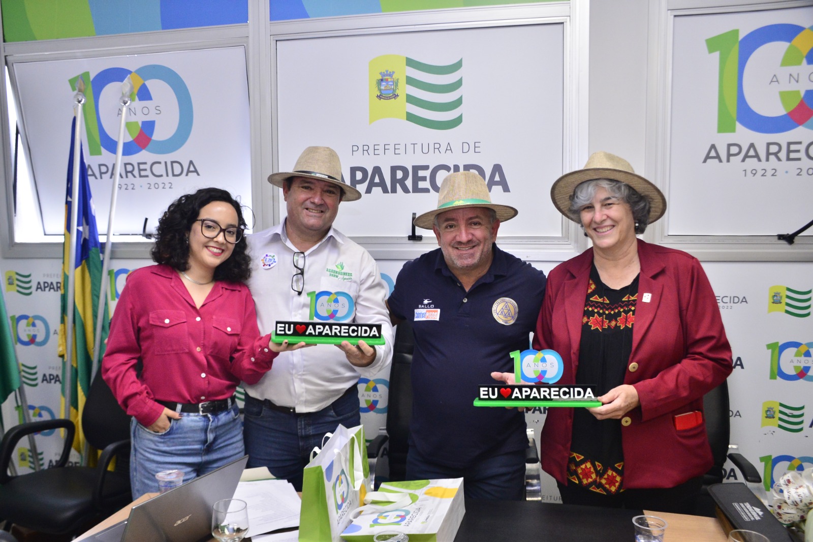 Prefeito Vilmar Mariano assina termo de permissão para Agrobusiness ...